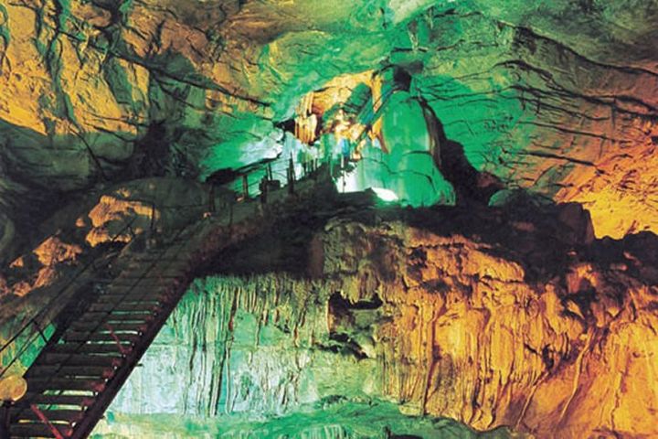 Judeţul Alba se mândreşte cu peştera Pojarul Poliţei, una dintre cele ...