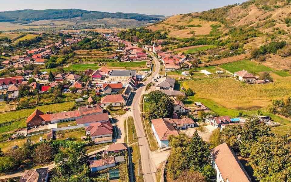 Treceri de pietoni supraînălțate și stații de transport în comun cu ...